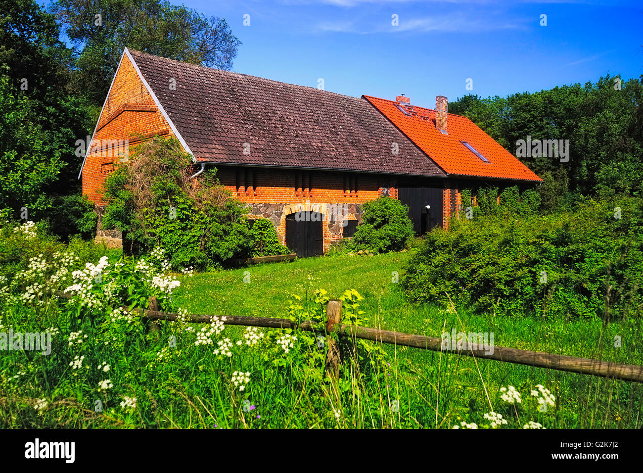 Ziegel bauernhaus -Fotos und -Bildmaterial in hoher Auflösung – Alamy