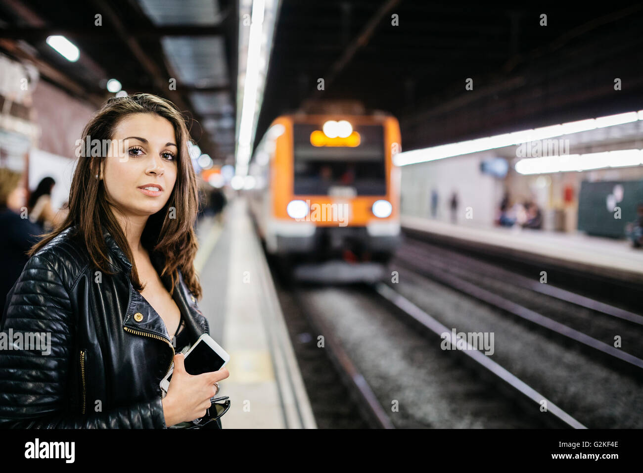 Junge Frau am Bahnhof warten auf Zug kommen in Stockfotografie - Alamy