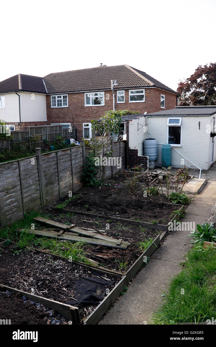 Back garden messy mess -Fotos und -Bildmaterial in hoher Auflösung – Alamy