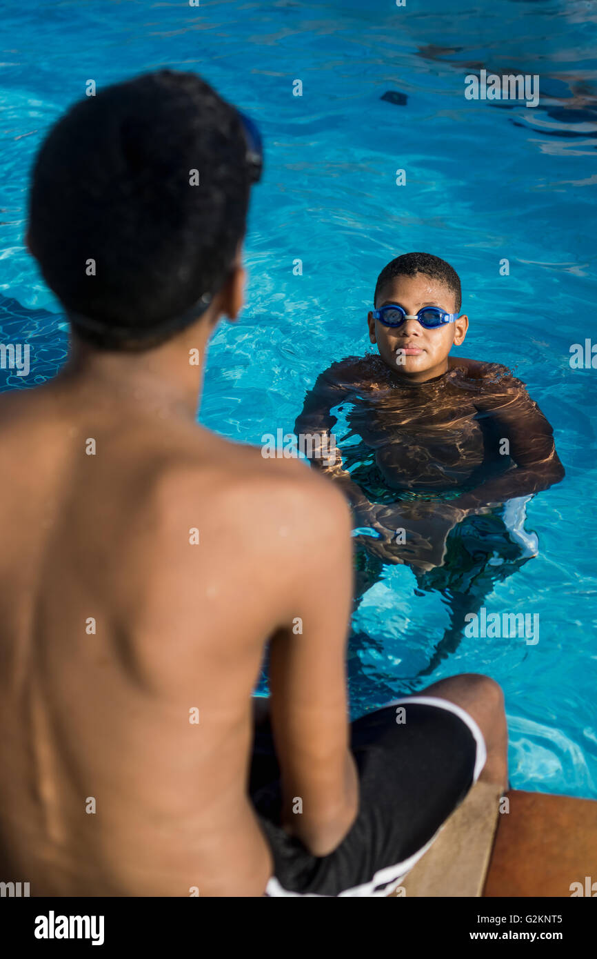 Zwei Jungs im Schwimmbad Stockfotografie - Alamy