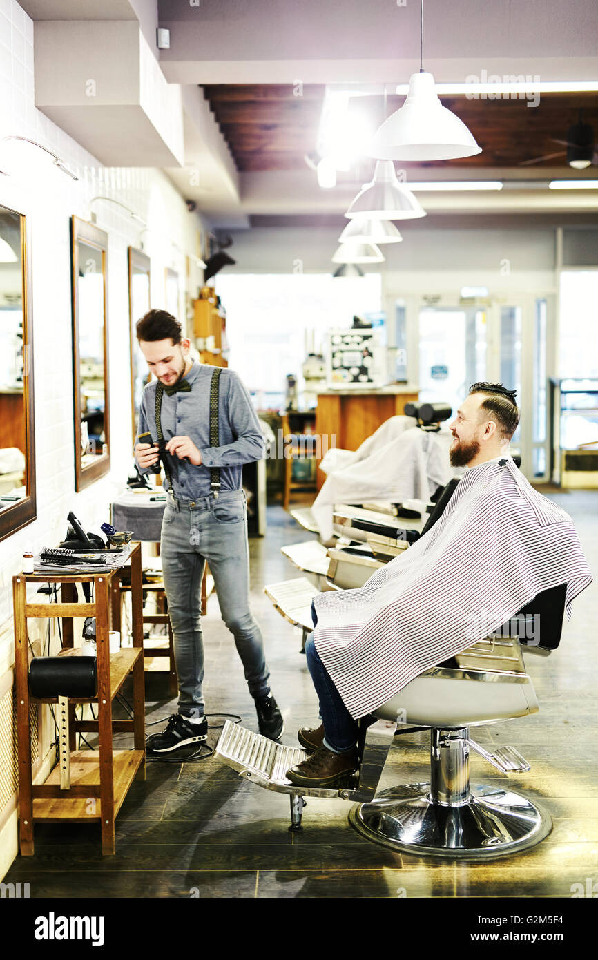 Friseur arbeit -Fotos und -Bildmaterial in hoher Auflösung – Alamy