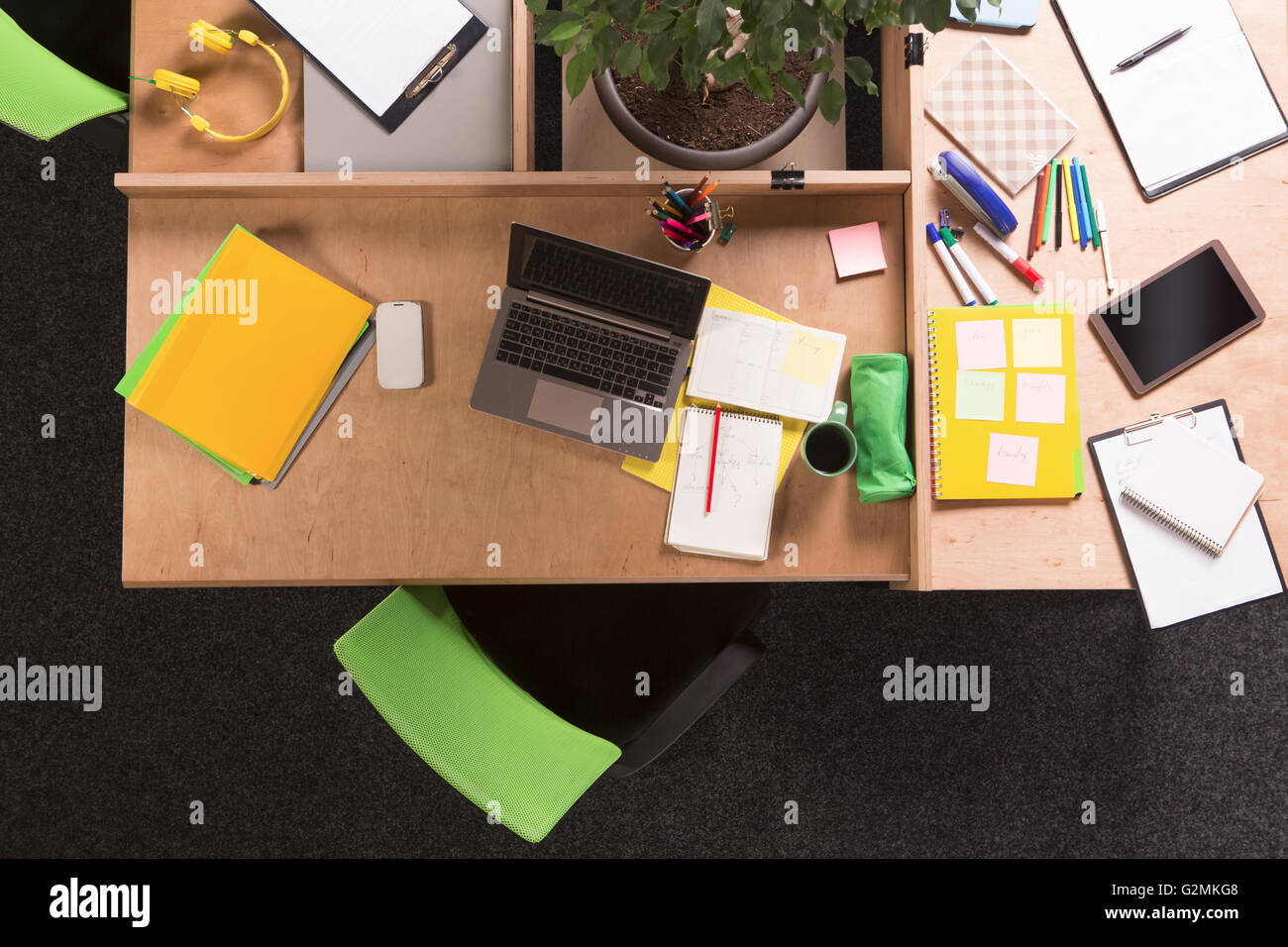 Messy conference room table -Fotos und -Bildmaterial in hoher Auflösung ...