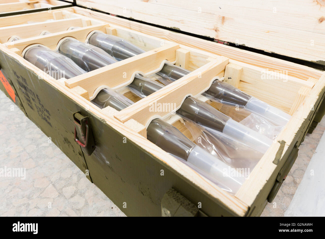 Sechs anti-Tank Granaten (Bazooka) in eine Box in der Herstellung von ... Sechs anti-Tank Granaten (Bazooka) in eine Box in der Herstellung von ...