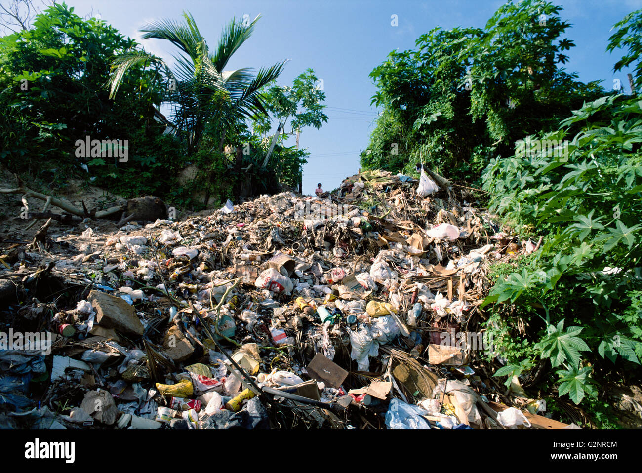 Junge an der Spitze der Haufen Müll, Favellas, Natal, Rio Grand do Nort ...