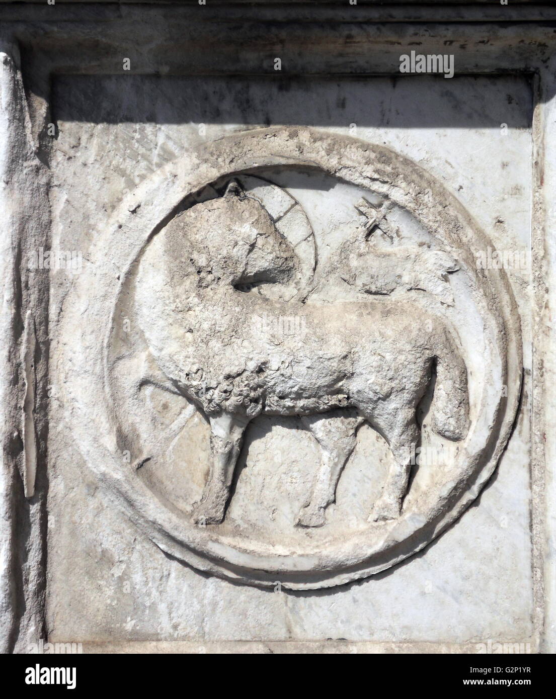 Externe Detail aus einer Kirche in Florenz, Italien. Mauerwerk Reliefs ...