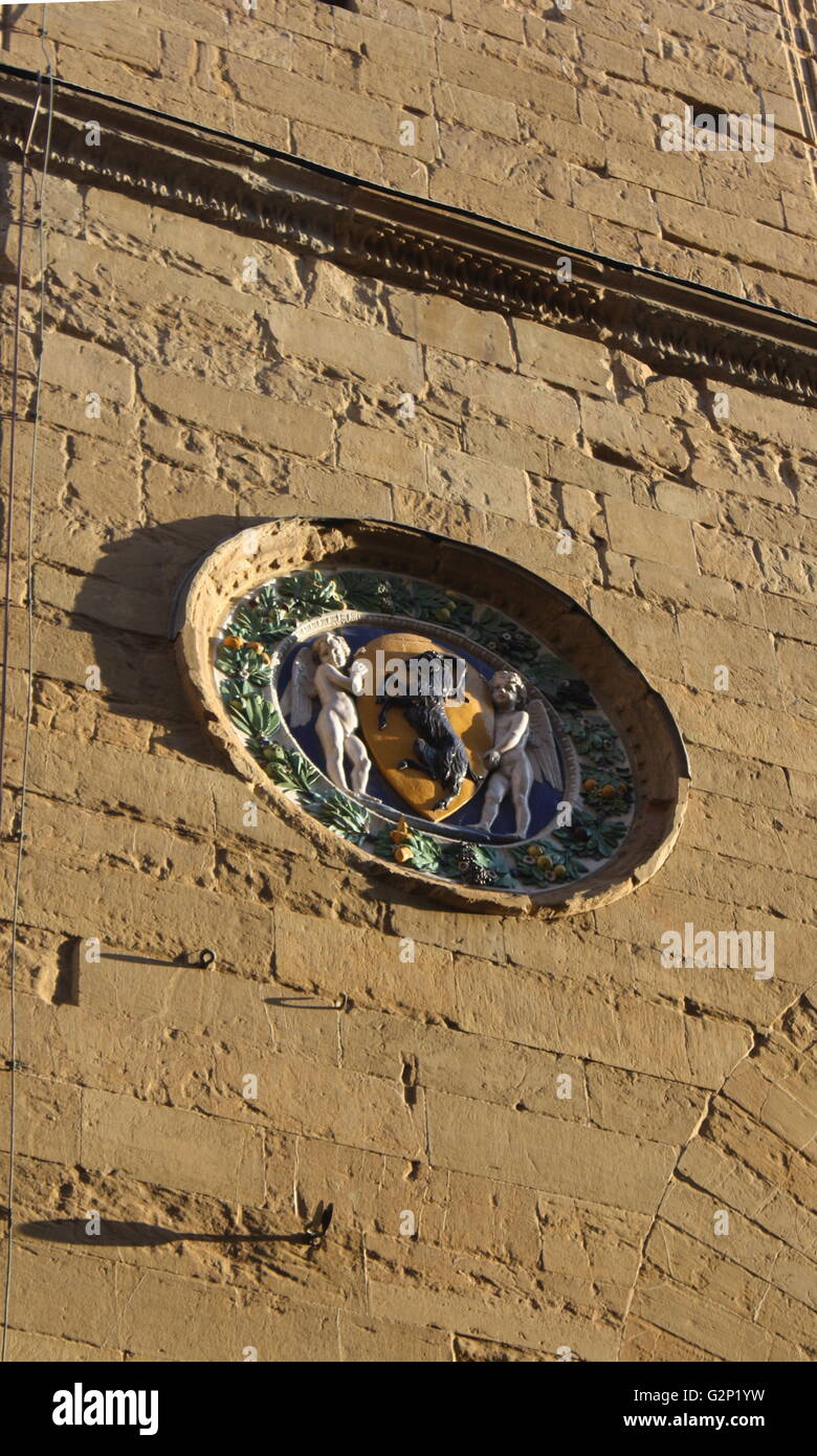 Externe Detail aus einer Kirche in Florenz, Italien. Mauerwerk Reliefs ...