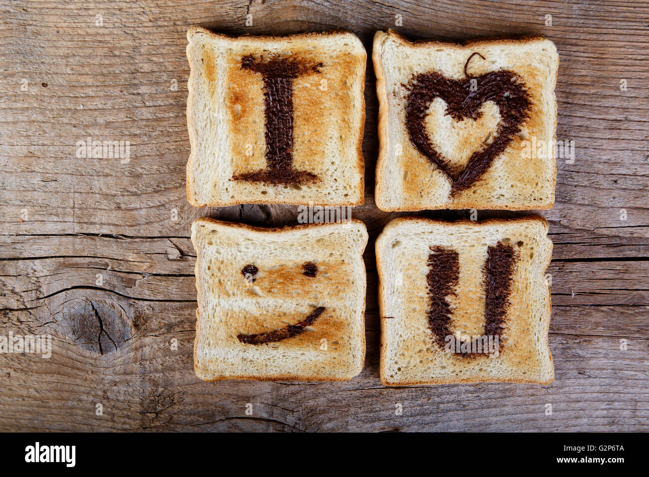 Ich liebe dich gemalt mit Haselnuss-Creme auf weißen Toast-Brot ...