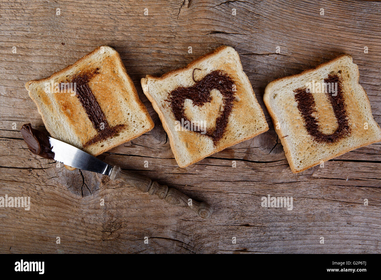 Ich liebe dich gemalt mit Haselnuss-Creme auf weißen Toast-Brot ...