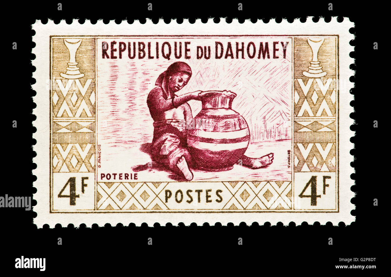 Briefmarke von Dahomey (Benin) mit einem einheimischen Töpfer ...