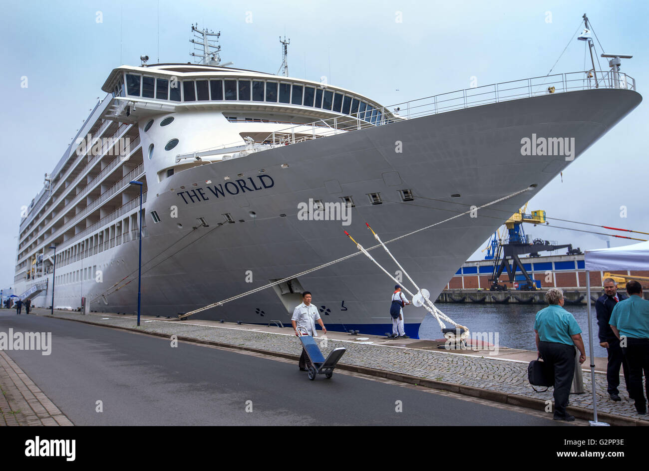 Wismar, Deutschland. 2. Juni 2016. Die MS "The World" kommt in Wismar ...