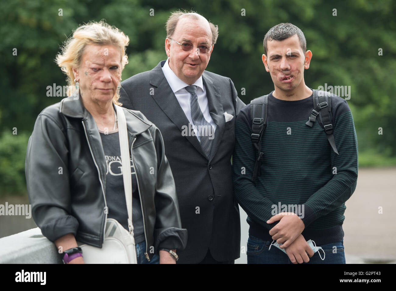Hamburg, Deutschland. 2. Juni 2016. Gerd Gehrke (C), Arzt für Mund ...