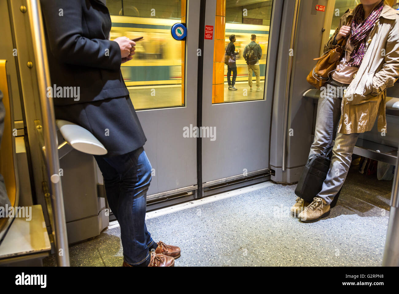 Menschen in der u bahn -Fotos und -Bildmaterial in hoher Auflösung – Alamy