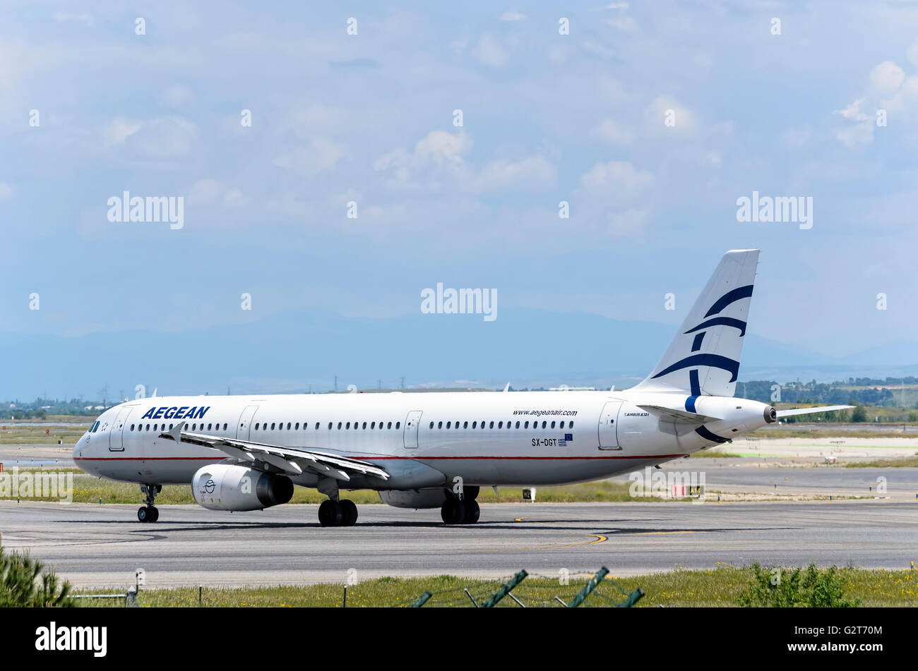 Airliner - Airbus A321-- Aegean Airlines - Airline geht Richtung Start-und Landebahn, bereit zum ...