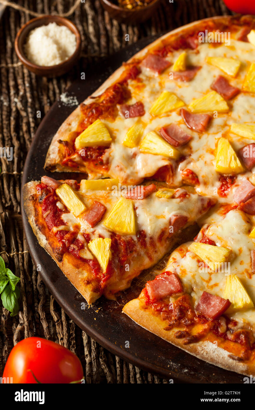 Hawaiianische ananaspizza -Fotos und -Bildmaterial in hoher Auflösung ...