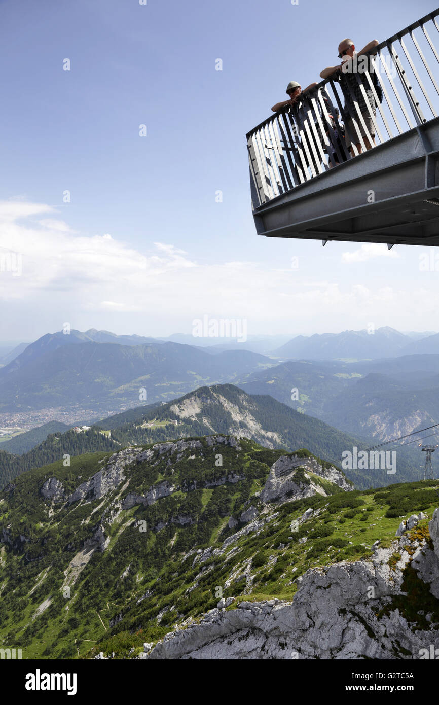 18.07.2015, Garmisch-Partenkirchen, Bayern, Deutschland - Besucher auf die Aussichtsplattform ...