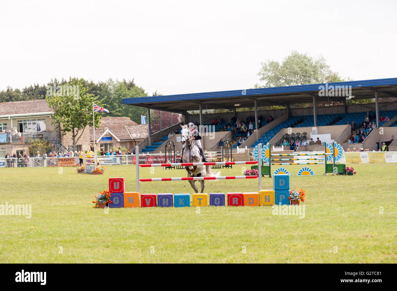 [Pferd springen] Pferd springen [Springreiten] Stockfotografie - Alamy