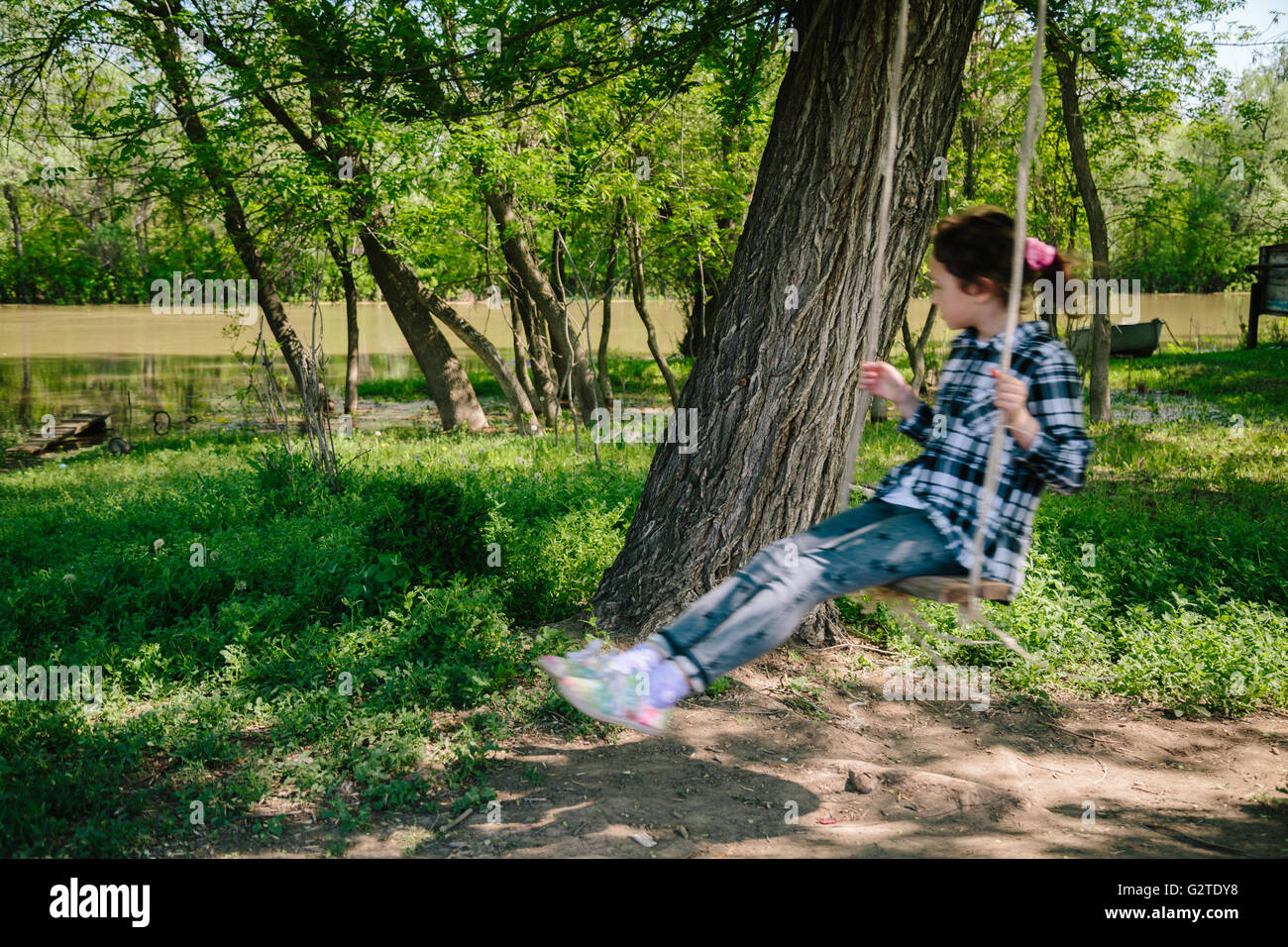 Mädchen auf seilschaukel -Fotos und -Bildmaterial in hoher Auflösung ...