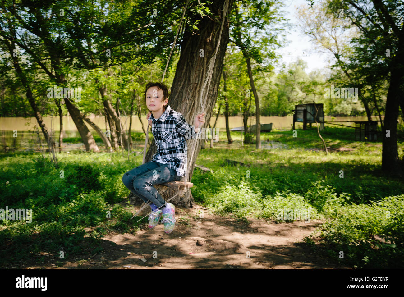 Auf schaukel reiten -Fotos und -Bildmaterial in hoher Auflösung – Alamy