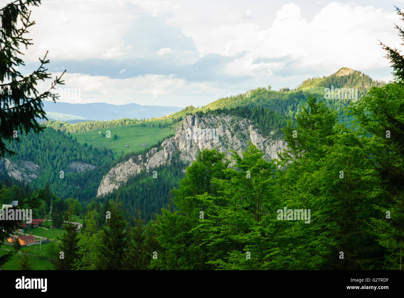 Berge von karpaten auf rotem see lacul rosu -Fotos und -Bildmaterial in ...