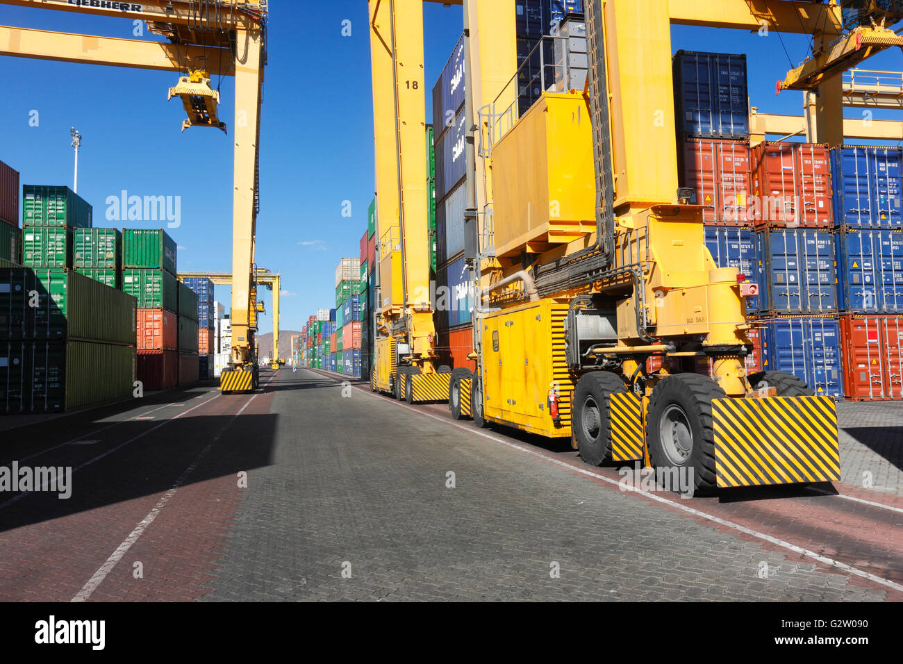 Khor Fakkan Container Terminal Stockfotos und -bilder Kaufen - Alamy