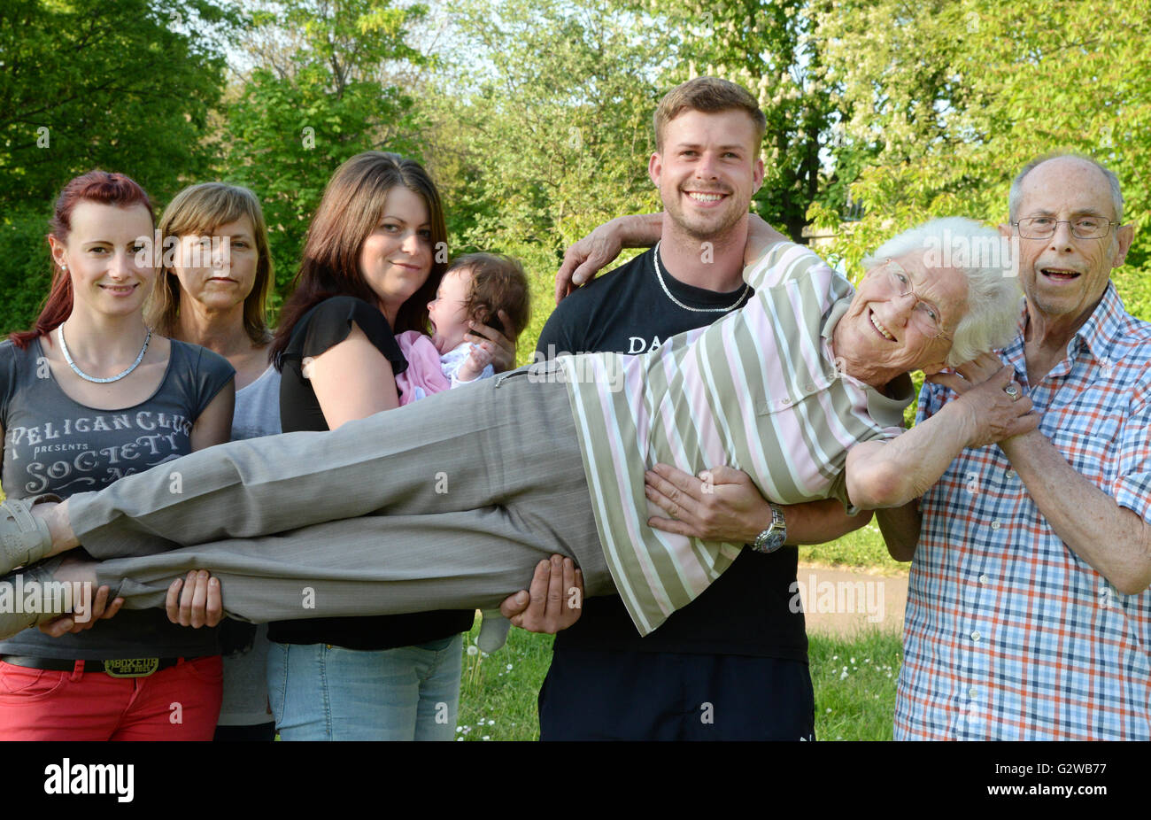 90-Jahr-alten Johanna Quaas (r), Acccording zu den Guinness World ...