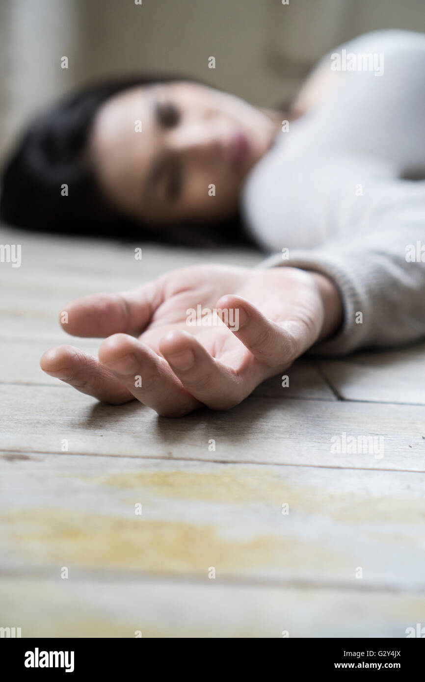 Tote Frau auf dem Boden Stockfotografie - Alamy