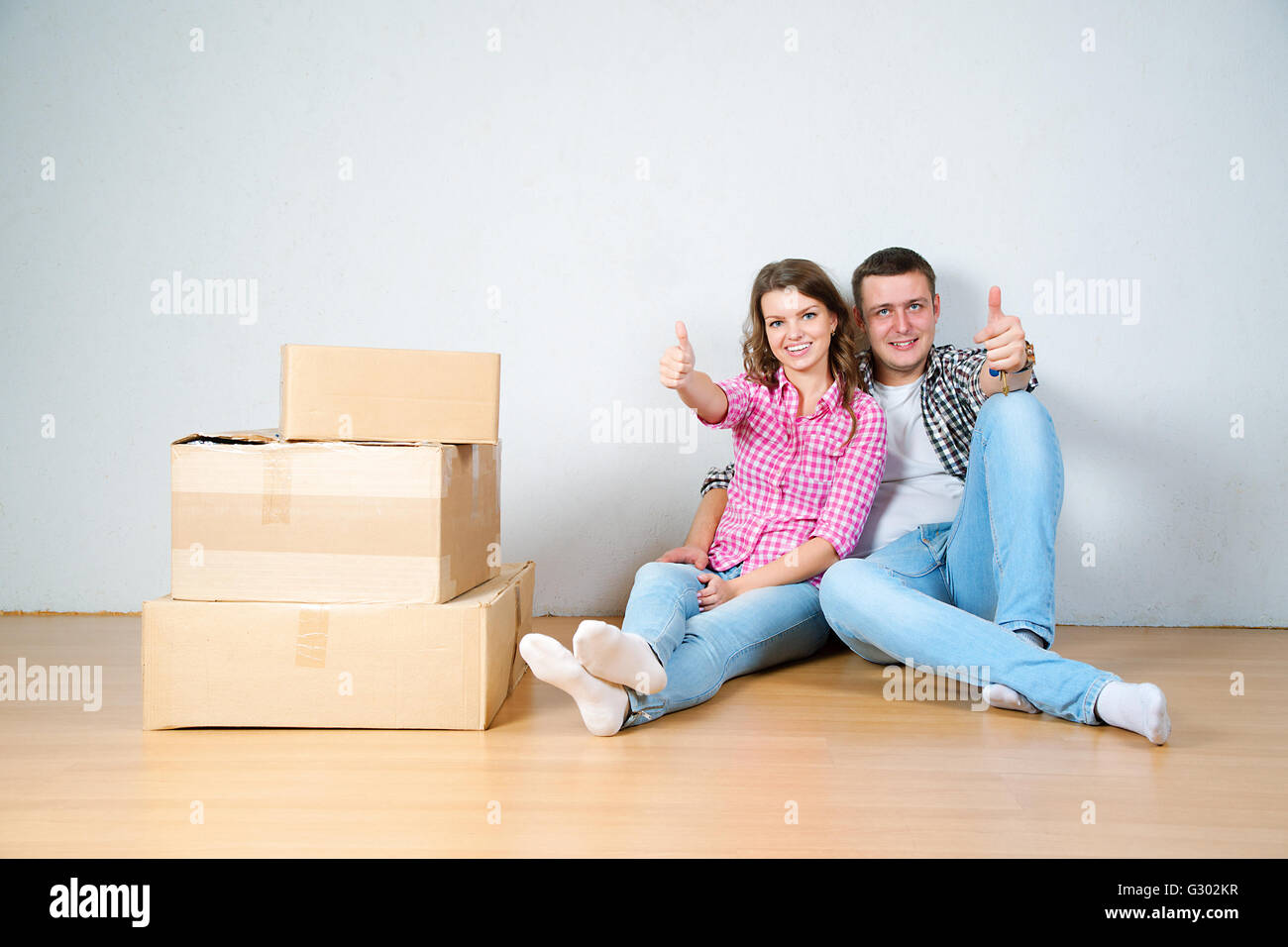 Glückliches junges Paar auspacken oder Kisten packen und der Umzug in ...