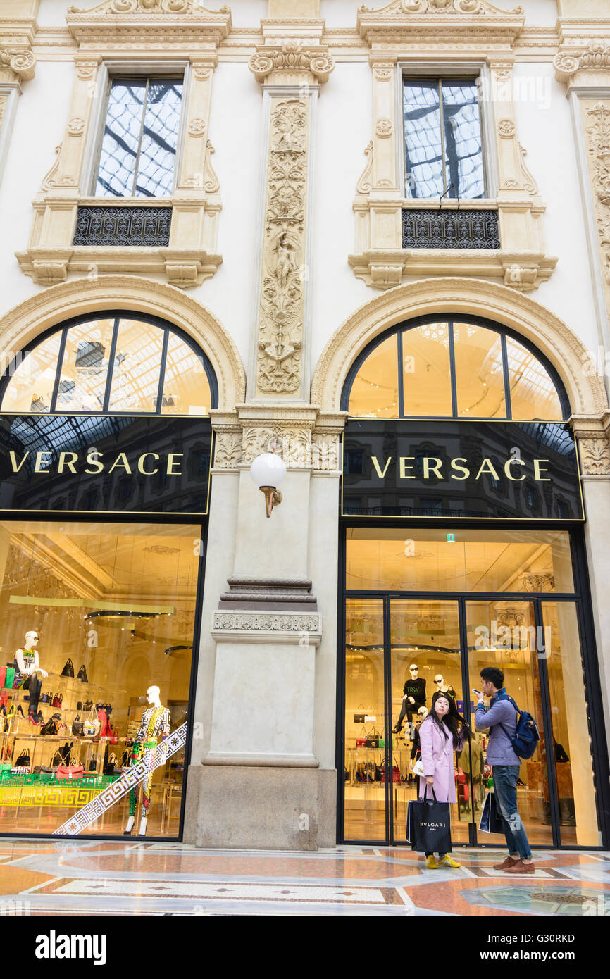 Versace milano -Fotos und -Bildmaterial in hoher Auflösung – Alamy