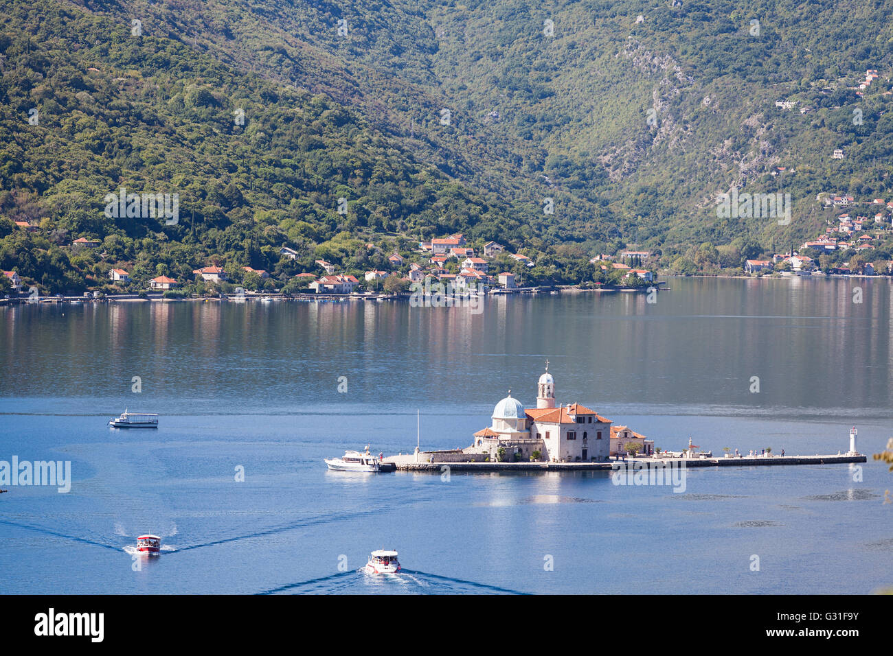 Kirche auf der Insel Gospa od Skrpjela in Perast Stockfotografie - Alamy