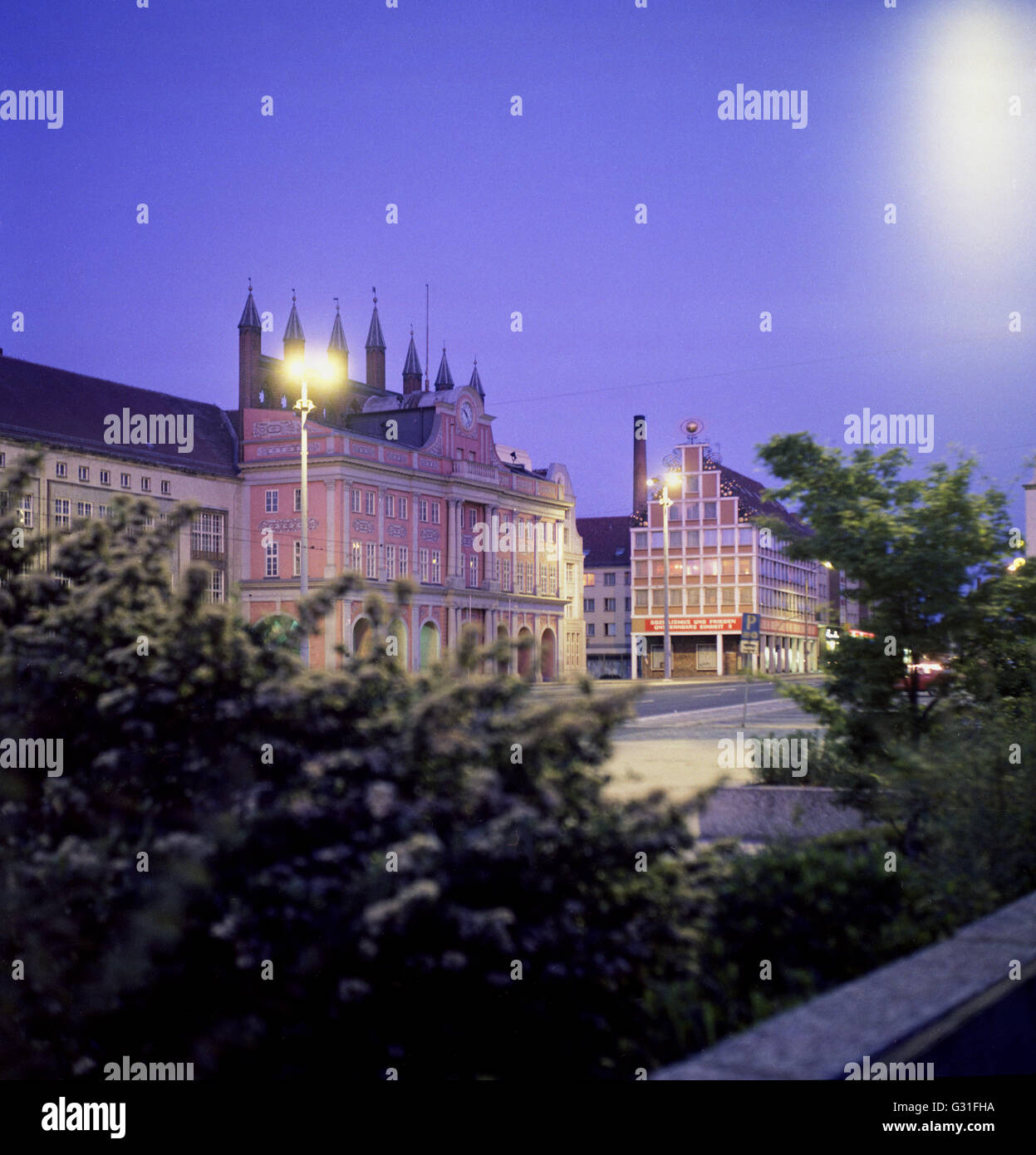 Rostock, DDR, das Rathaus auf der Neuer Markt in der Nacht ...