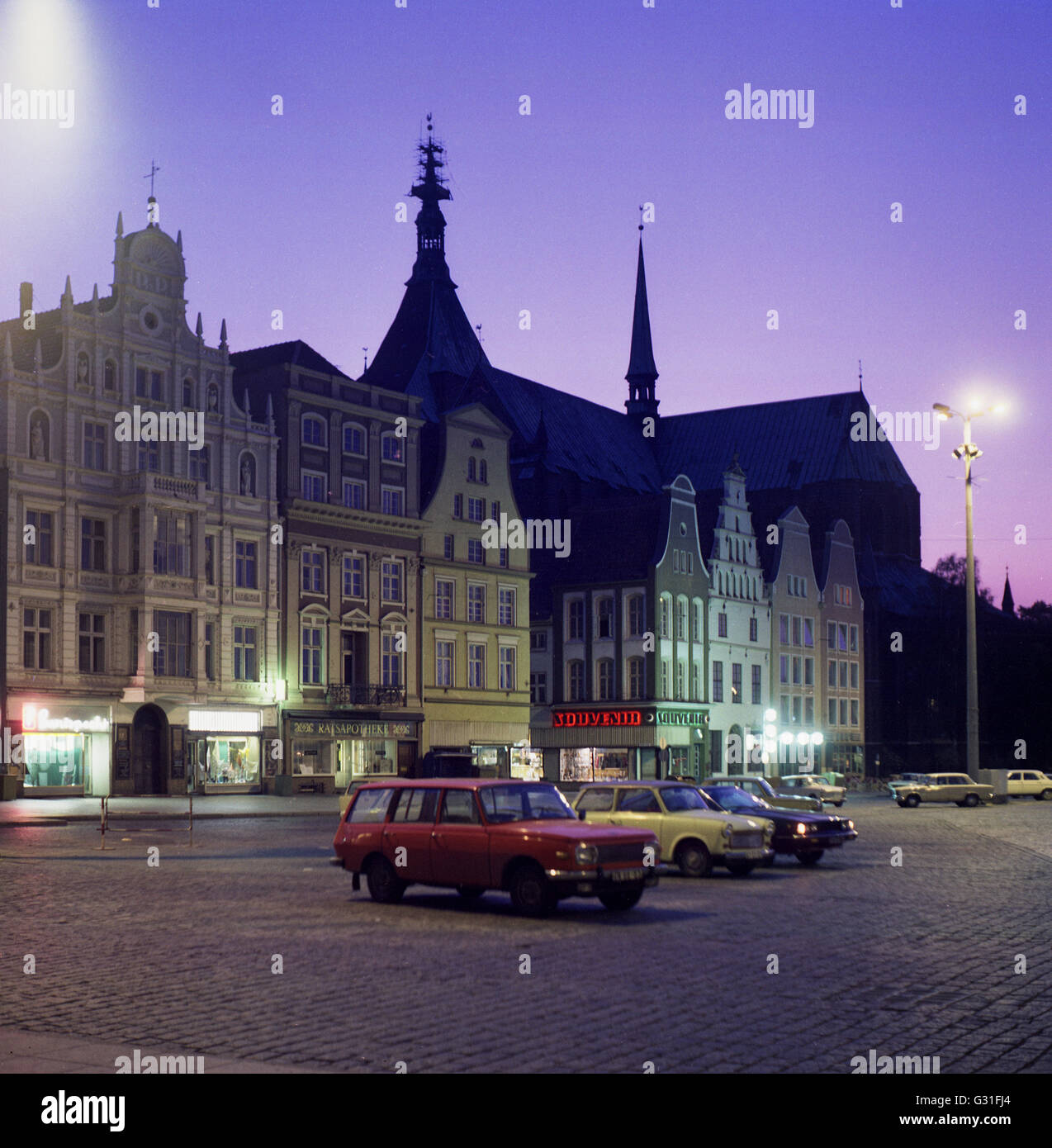 Rostock, DDR, historische Giebelhaeuser auf Neuer Markt in der Nacht ...