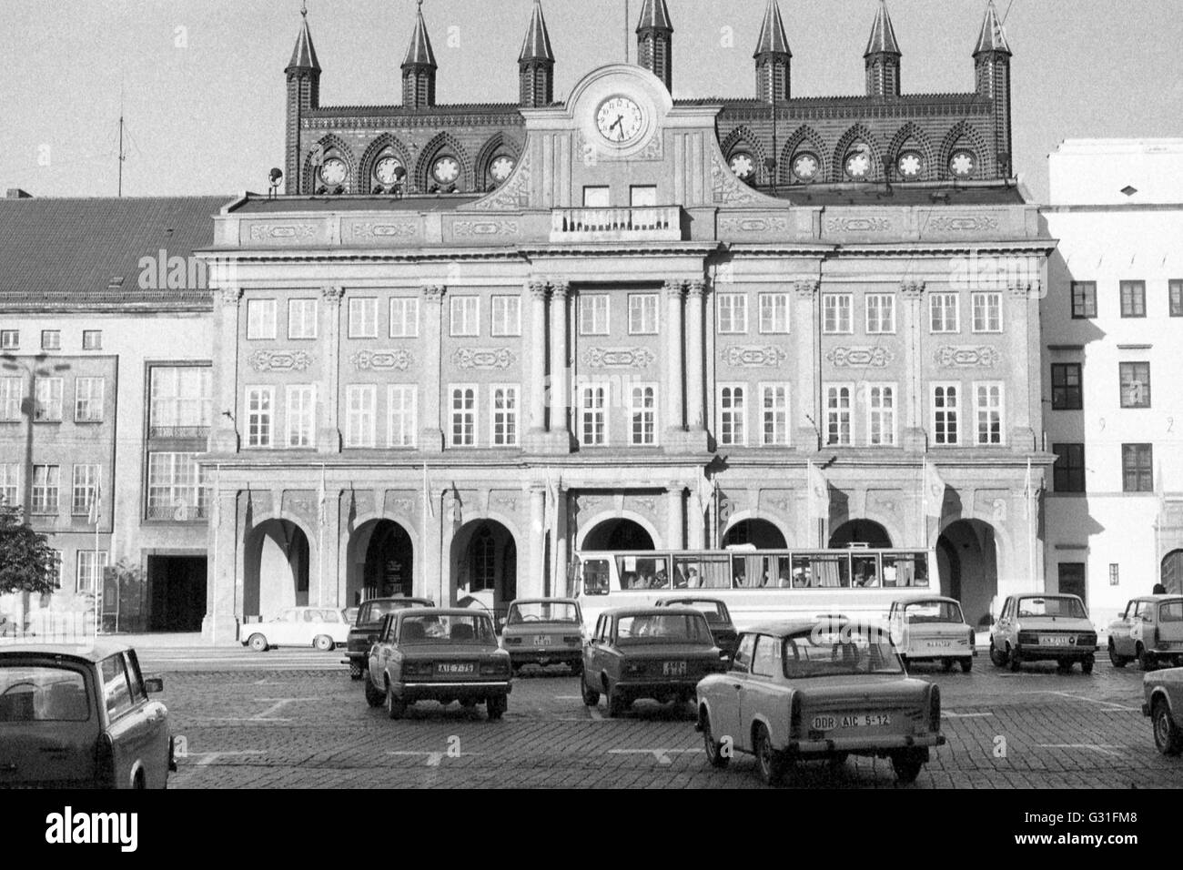 Rostock, DDR, das Rathaus auf der Neuer Markt Stockfotografie - Alamy