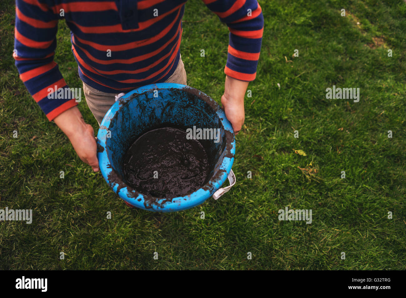 Kind mit eimer -Fotos und -Bildmaterial in hoher Auflösung – Alamy