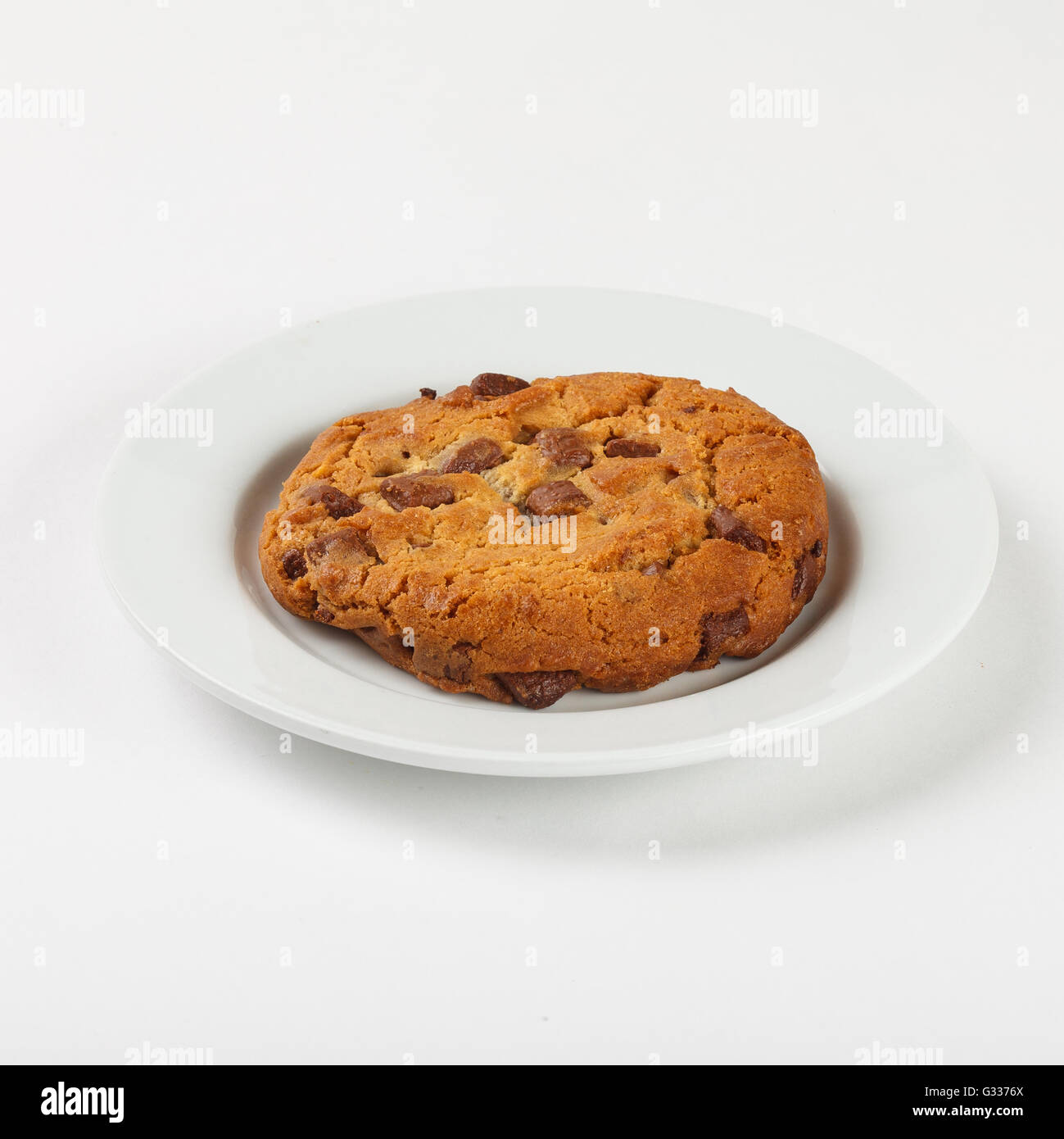 Köstliche Keks Keks mit Schokolade-Chips weißer Hintergrund. Schließen ...