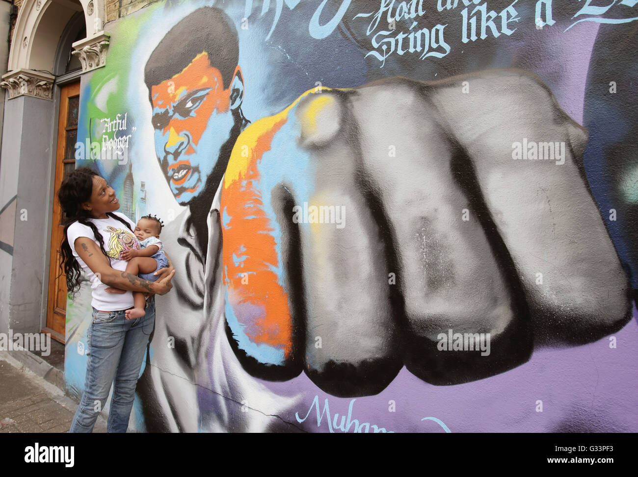 Mona Morrison mit der 9 Monate alten Tochter Reniah Blick auf ein ...