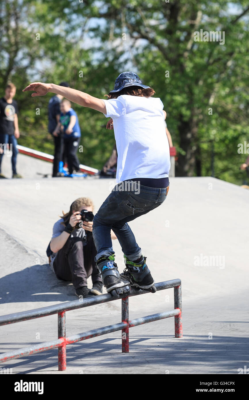 Moskau - 7. Mai 2016: Aggressive Inline-Skating-Wettbewerb AZ Picknick fand im Skate park ...