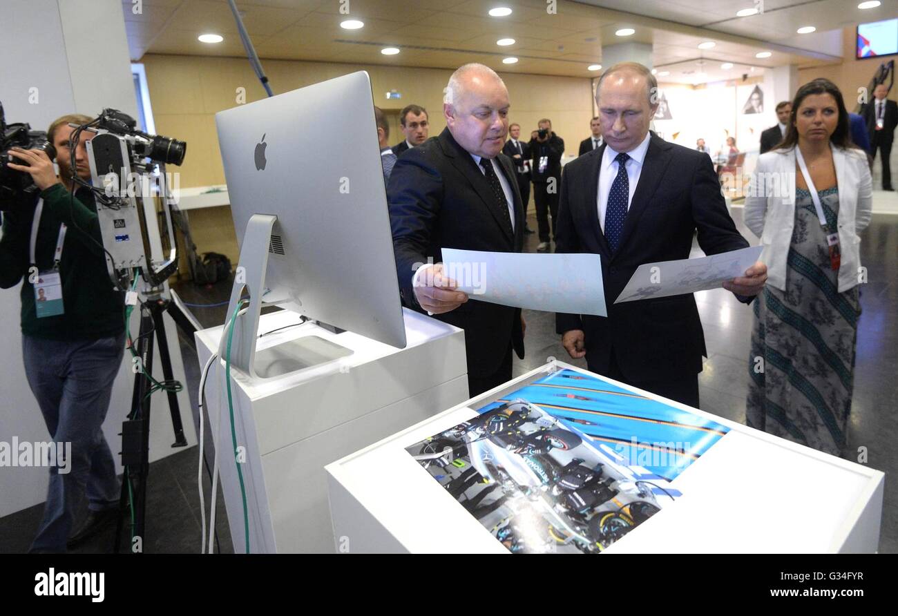 Vladimir kiselev of russia -Fotos und -Bildmaterial in hoher Auflösung ...