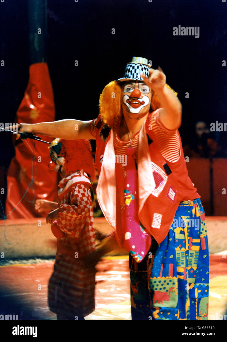 Circus clown performing -Fotos und -Bildmaterial in hoher Auflösung – Alamy