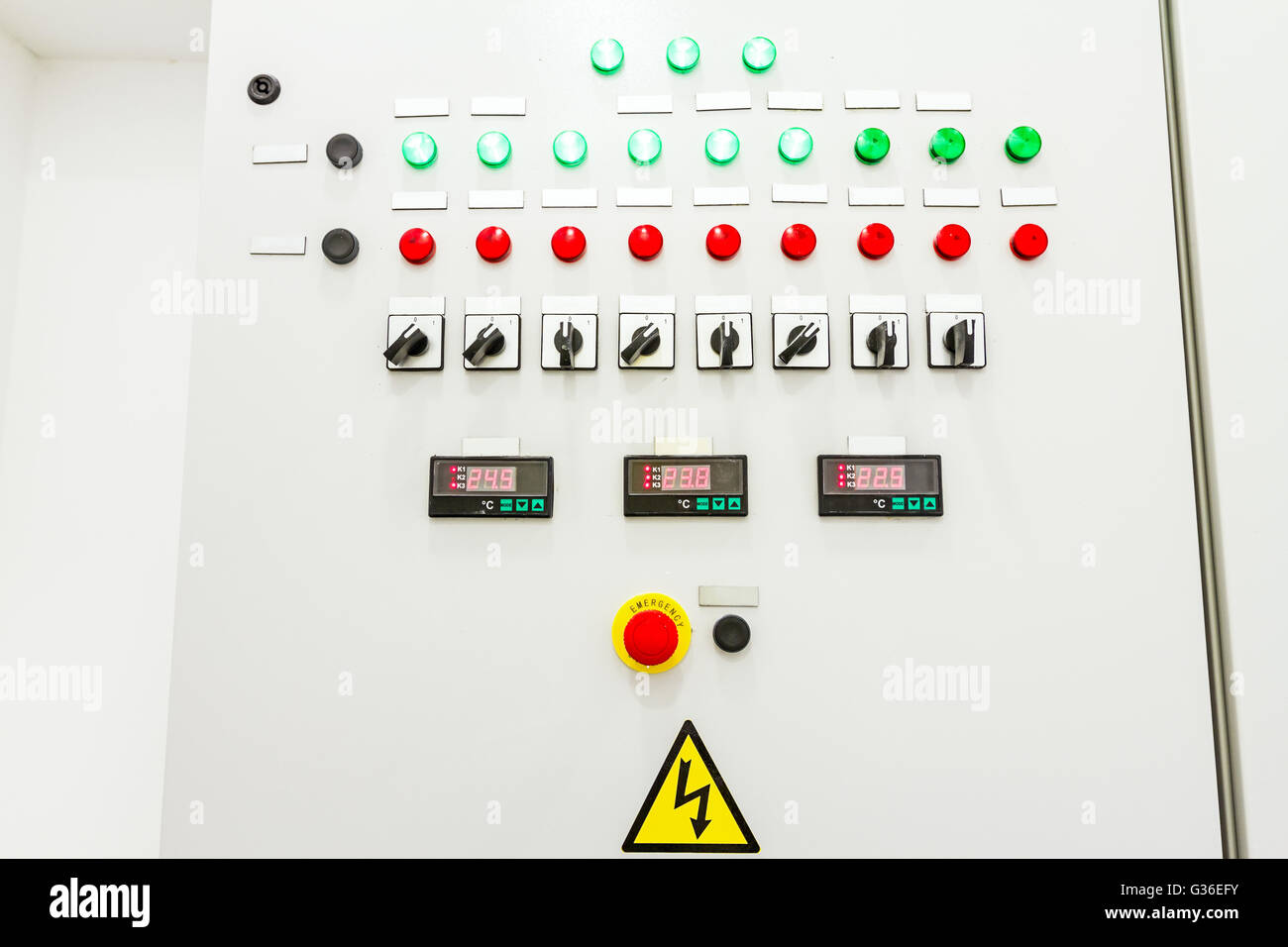Elektrische Steuerung mit Panel hat eine digitale Temperaturanzeige mit ...
