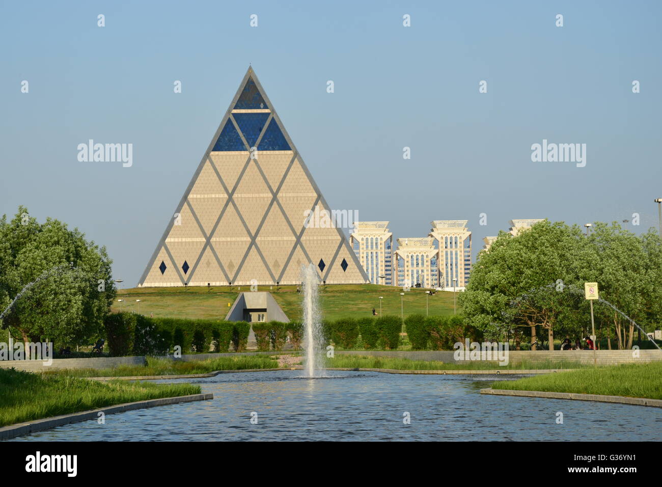 Pyramide architecture -Fotos und -Bildmaterial in hoher Auflösung ...