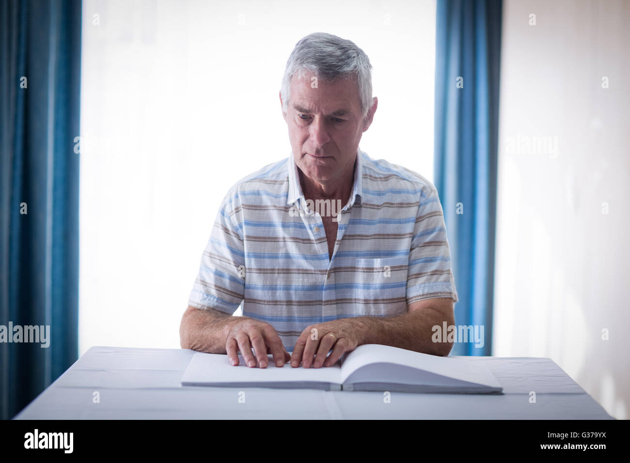 Blind man -Fotos und -Bildmaterial in hoher Auflösung – Alamy