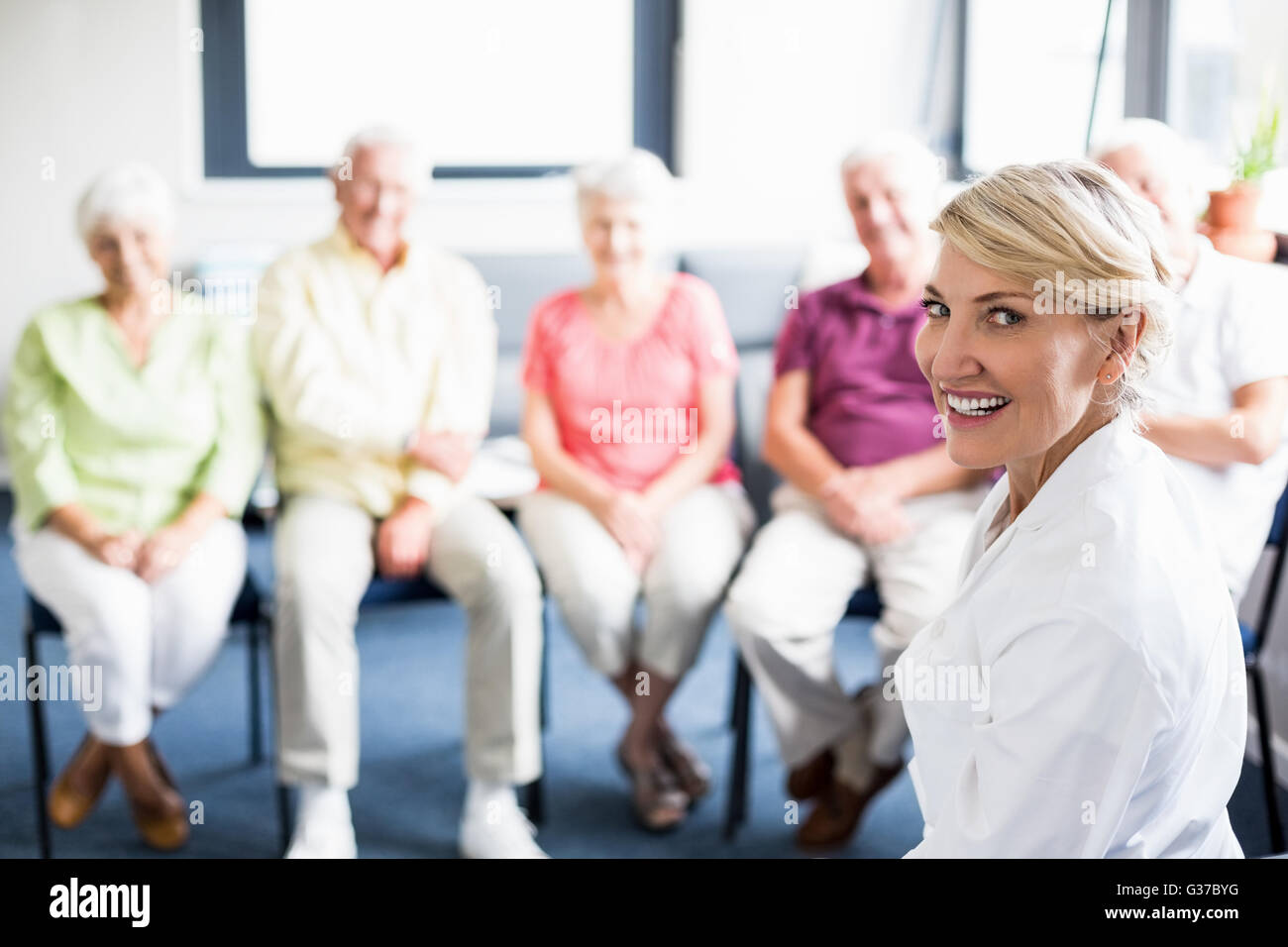 People gathering -Fotos und -Bildmaterial in hoher Auflösung – Alamy