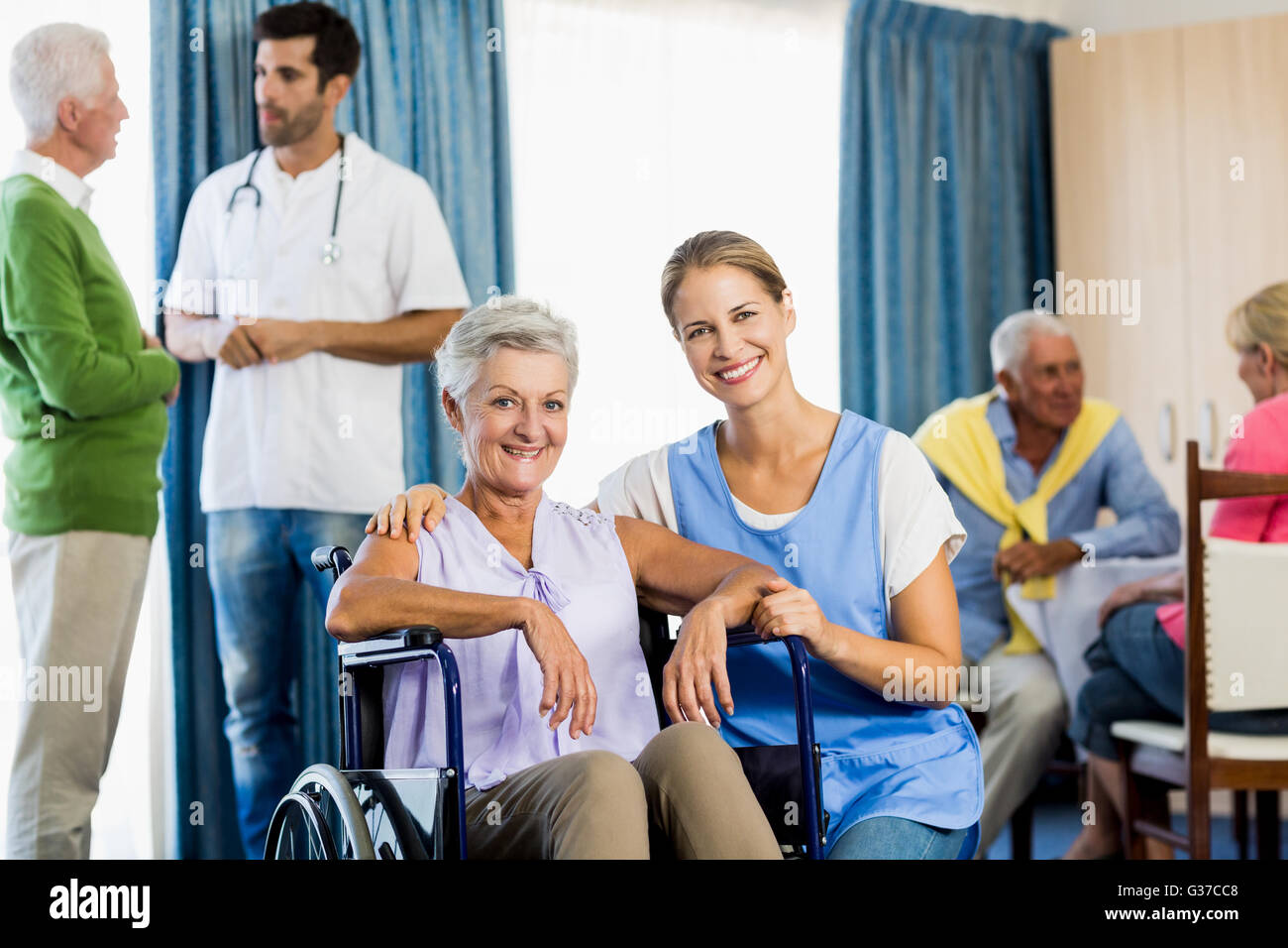 Häusliche pflege senioren -Fotos und -Bildmaterial in hoher Auflösung ...