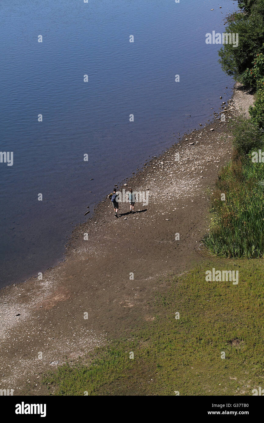 Frau am fluss entlang wandern -Fotos und -Bildmaterial in hoher ...