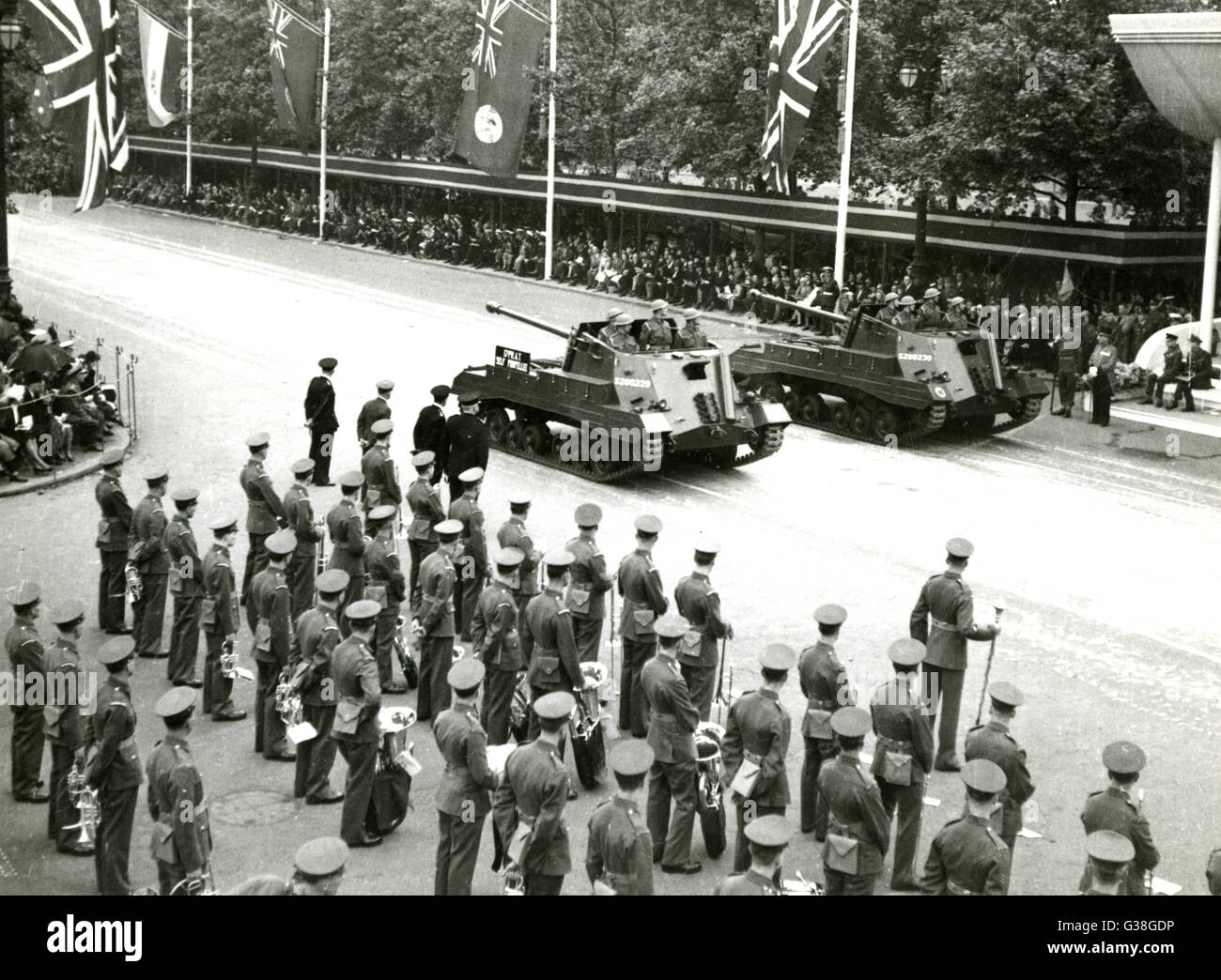 Panzer passieren die salutbasis -Fotos und -Bildmaterial in hoher ...