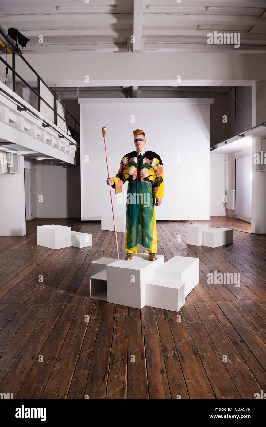 Extravagante mode -Fotos und -Bildmaterial in hoher Auflösung – Alamy