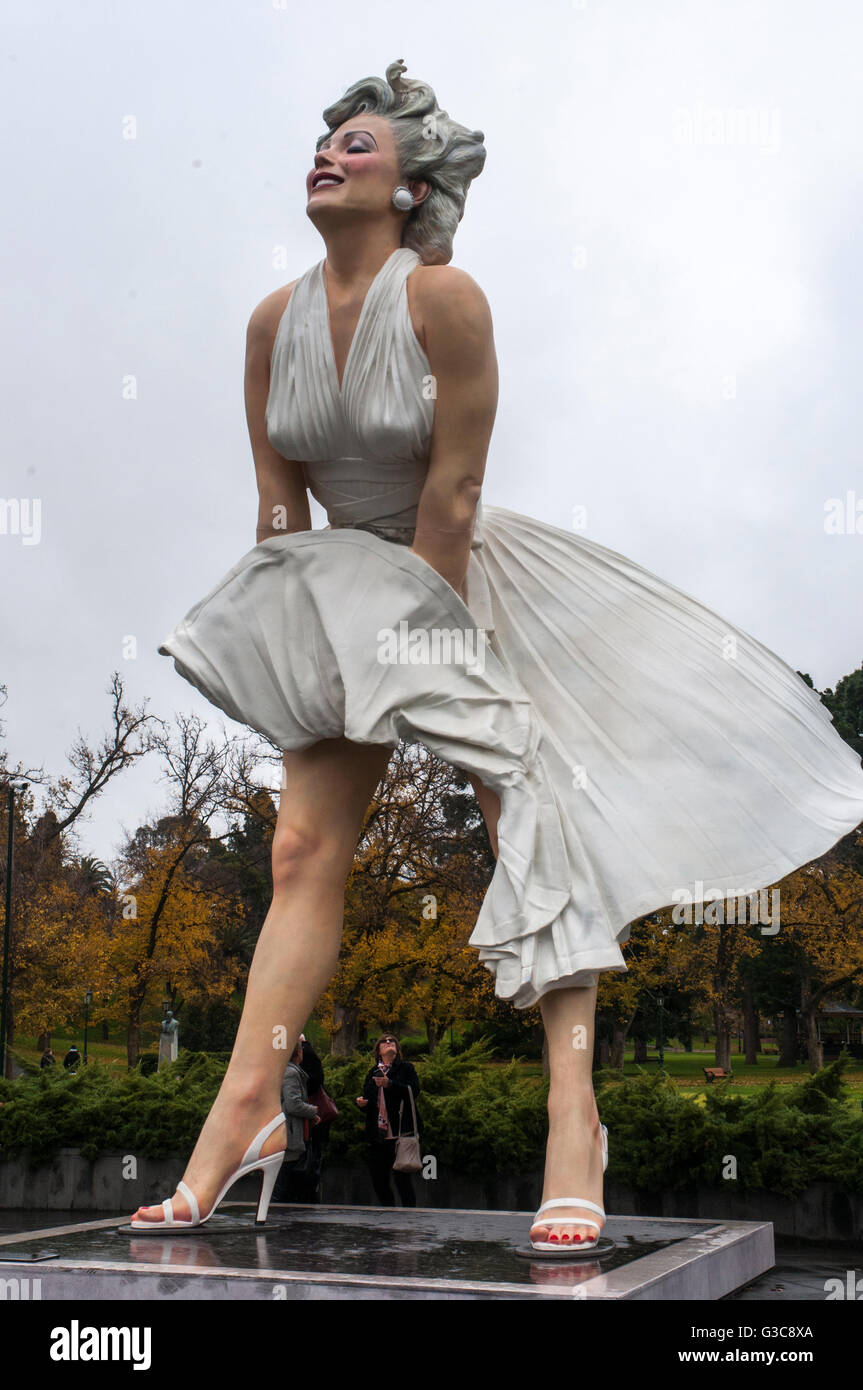 Riesige Statue von Marilyn Monroe, verbunden mit einer Ausstellung in ...