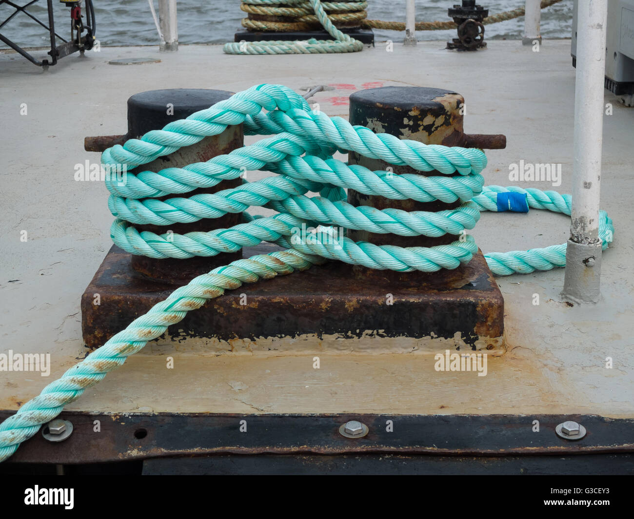 Boot mit seilen gebunden -Fotos und -Bildmaterial in hoher Auflösung ...