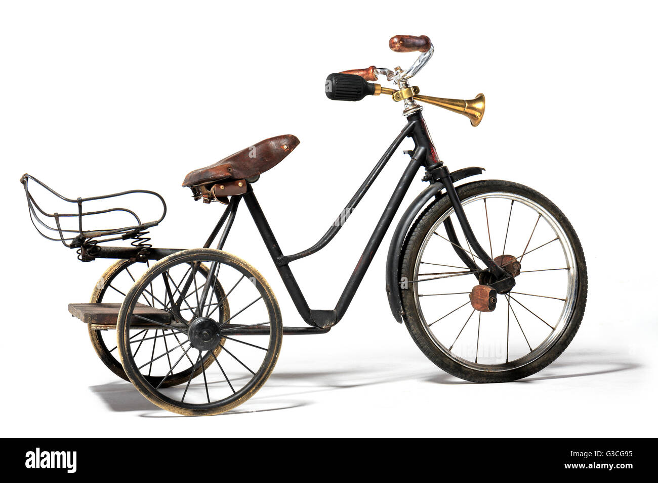 Altes Fahrrad im retro-Stil auf einem weißen Hintergrund ...