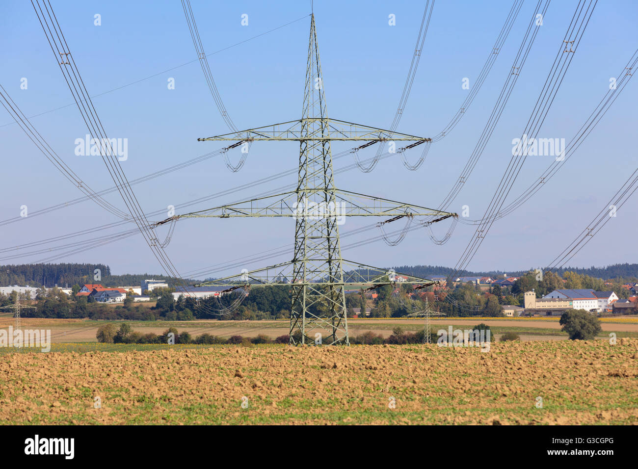 Elektrische stromleitung -Fotos und -Bildmaterial in hoher Auflösung ...